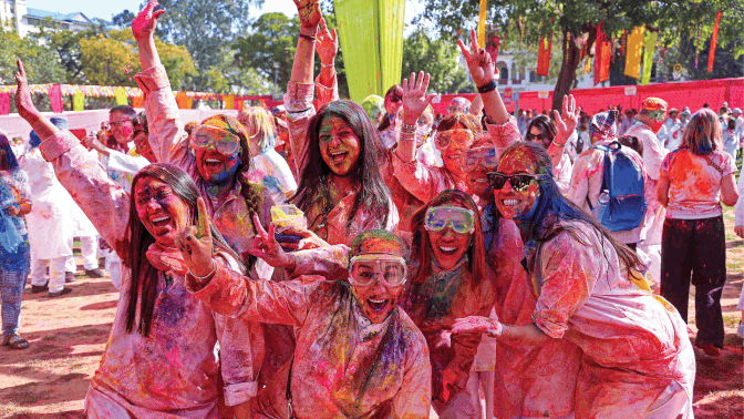 Holi In India:होली पर उल्लास, फ्रांस के राष्ट्रपति पर चढ़ा हिंदी का रंग ...