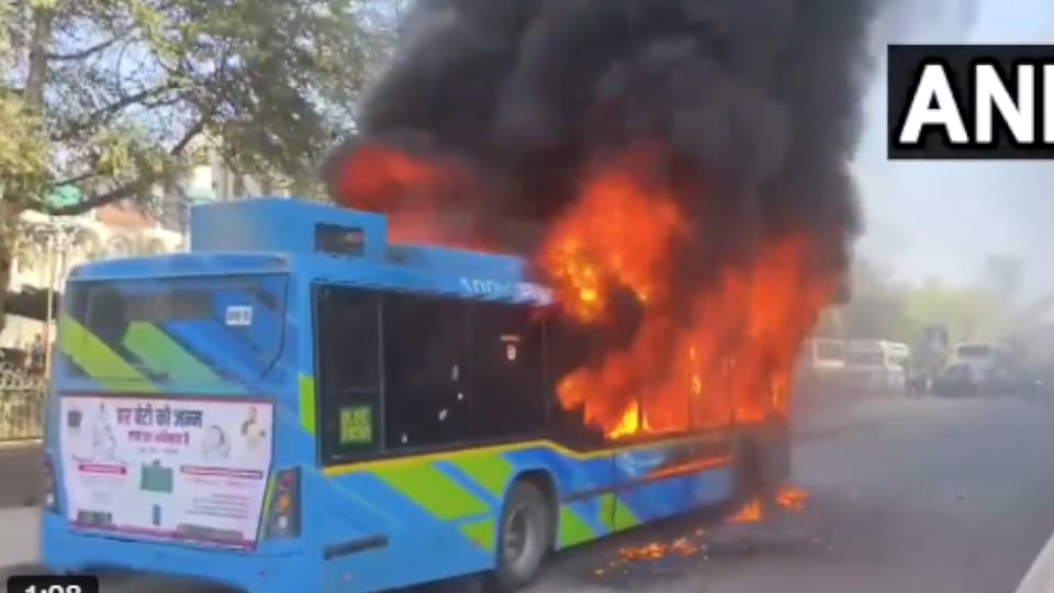 Delhi Bus Fire:दिल्ली में महरौली-बदरपुर सड़क पर बस में लगी आग, शॉर्ट ...