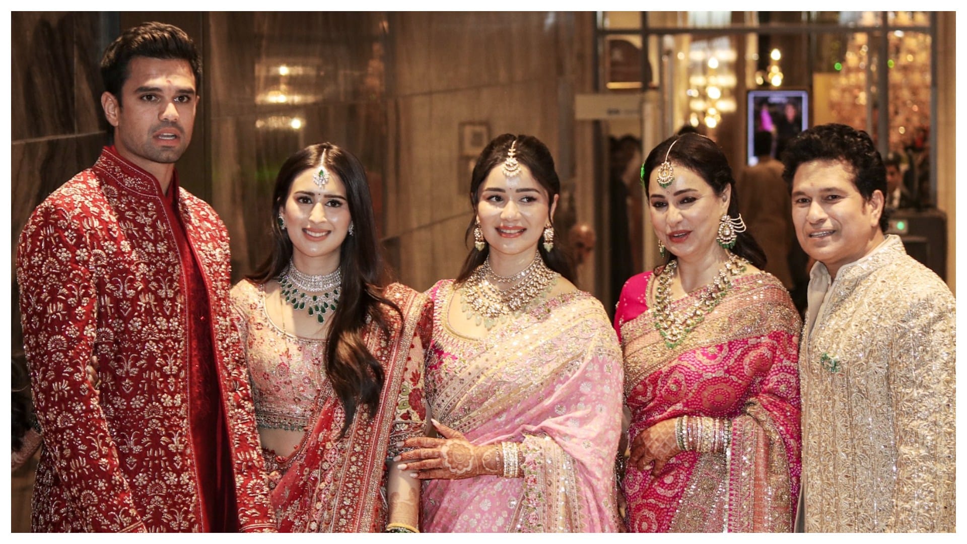 Arjun-saaniya Wedding:गुलाबी साड़ी में छा गईं सारा तेंदुलकर, भाई अर्जुन ...