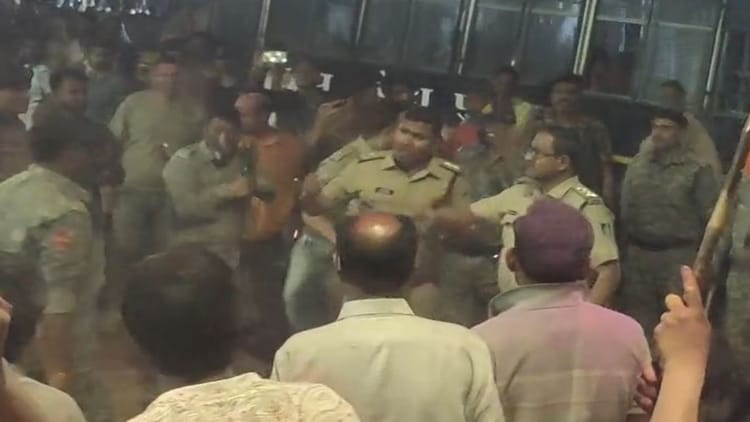Dewas News:टीम इंडिया की जीत का जश्न पर हंगामा, पटाखे से पुलिसकर्मी ...