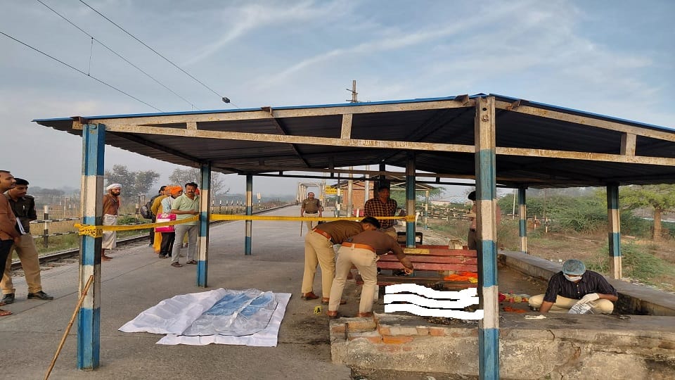 Hathras News:रेलवे स्टेशन पर मिला जले हुए साधु का शव, फैली सनसनी, हत्या ...