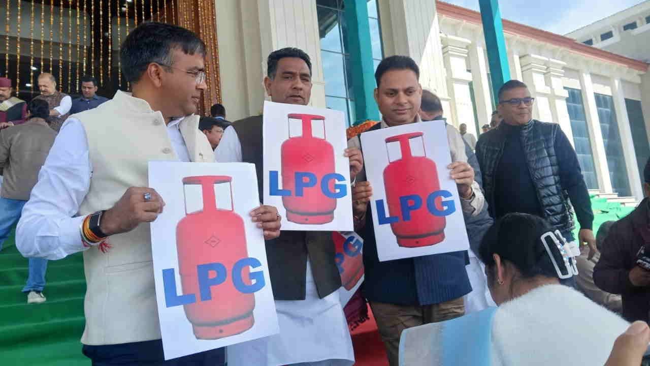 Uttarakhand Budget Session Live:lpg गैस को लेकर विपक्ष का प्रदर्शन ...
