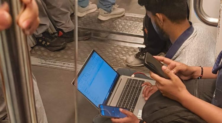 Viral Post:मेट्रो की फर्श पर बैठकर काम करने लगा शख्स, बाॅस का आया था ...