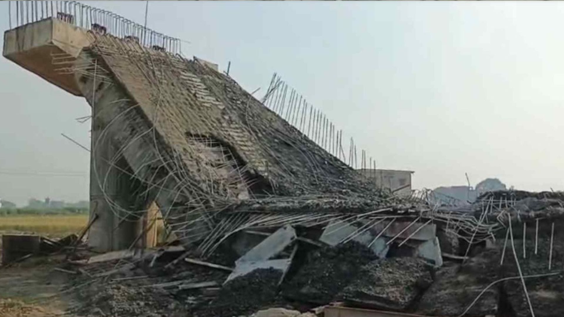 सिस्टम पर सवाल:चंदौली में निर्माणाधीन रेलवे ओवरब्रिज का स्लैब गिरा ...
