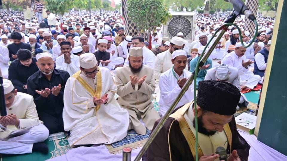 Eid 2026:मुबारकबाद देने ऐशबाग ईदगाह पहुंचे अखिलेश यादव; ईद की खुशियों ...