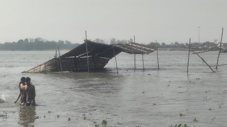 Hapur:ब्रजघाट पर बढ़ा गंगा का जलस्तर, अस्थाई घाट जलमग्न; पहाड़ी और ...