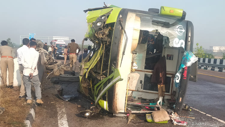 उन्नाव में भीषण सड़क हादसा:एक्सप्रेसवे पर स्लीपर बस अनियंत्रित होकर ...