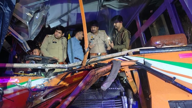 Hapur Accident:डिवाइडर पर चढ़ी यात्रियों से भरी रोडवेज बस, चालक की मौत ...