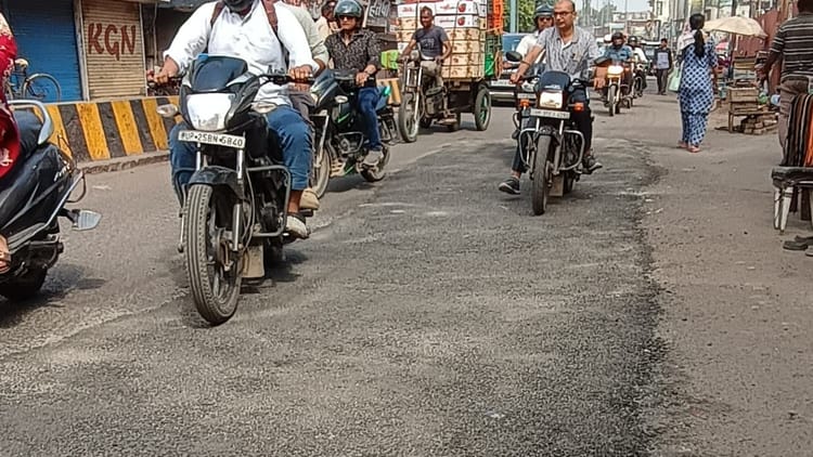 Up News:युद्ध की आग से तपा कोलतार, कीमतों में उछाल से बरेली में 800 ...