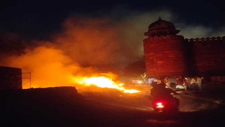 Up:सीकरी स्मारक क्षेत्र में कूड़े के ढेर में भड़की भीषण आग, मच गई ...