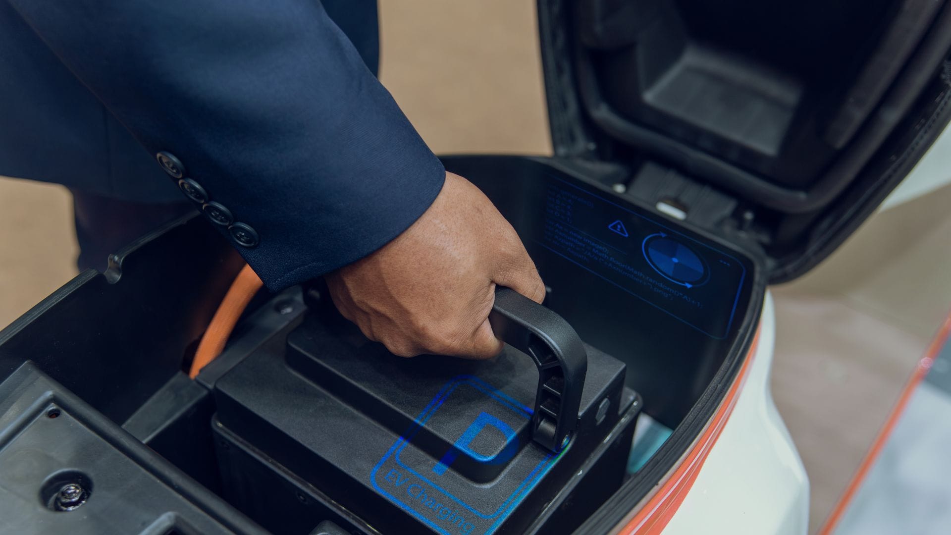 Ev Safety Alert:इलेक्ट्रिक स्कूटर को सफर के तुरंत बाद प्लग में लगाना ...