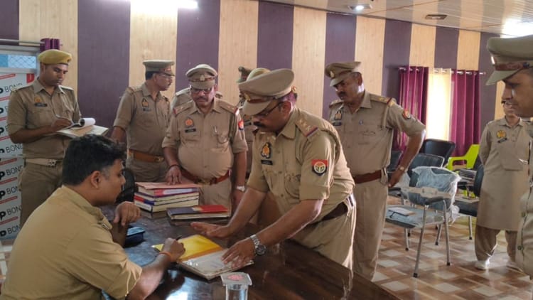 Ghazipur News:गाजीपुर में एसपी ने थाने का किया वार्षिक निरीक्षण, अपराध ...
