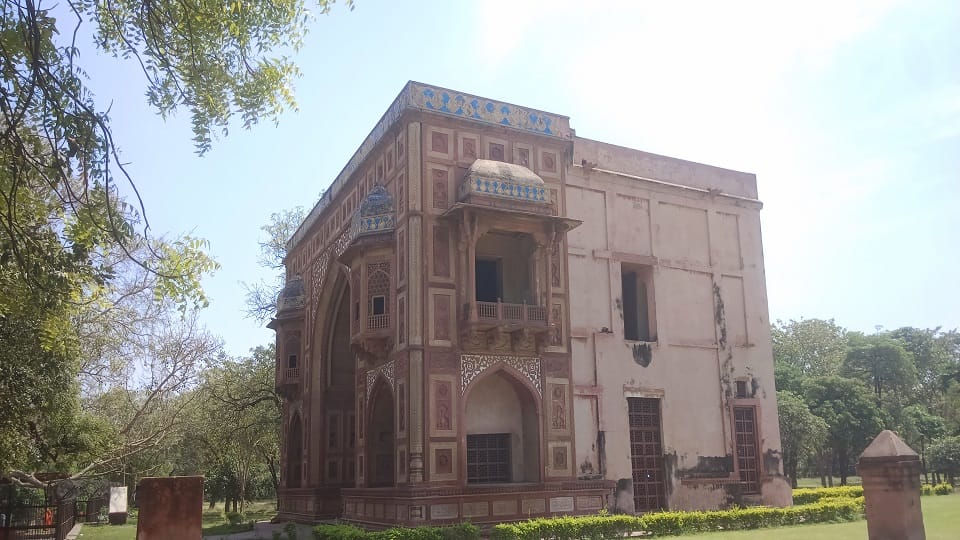 कांच महल:जहां नगीने की तरह तराशे थे पत्थर, टाइलों में कैद था आसमान; अब ...