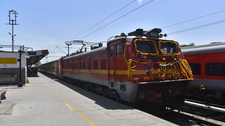 Train Status :दिल्ली से हावड़ा जाना हुआ आसान, बिहार के इन मार्गों से ...