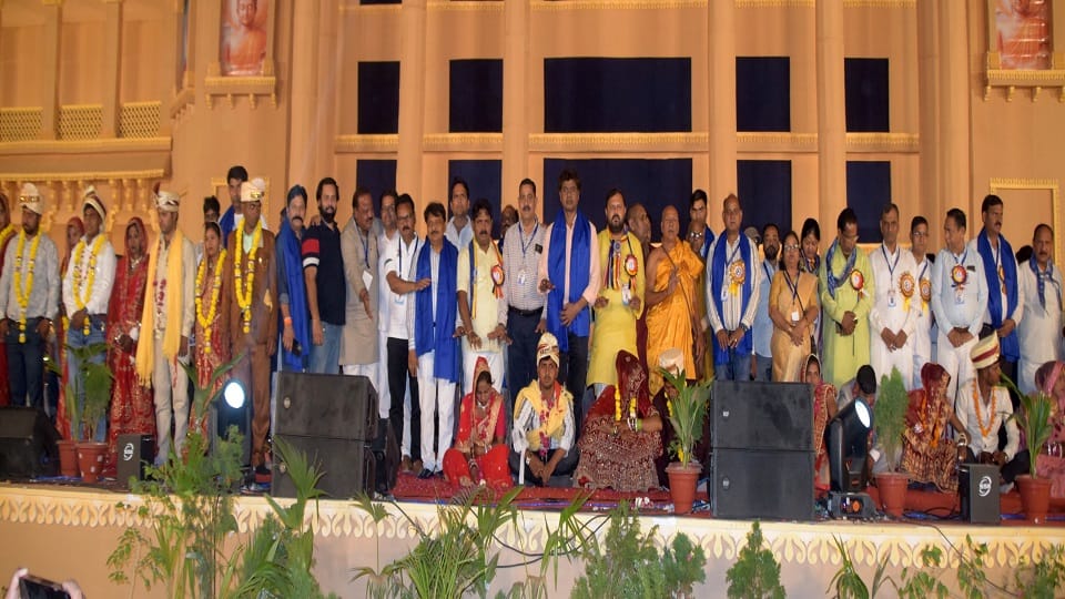 Up:101 जोड़ों का सामूहिक विवाह, बुद्धम शरणम् गच्छामि की गूंज, आशीर्वाद ...