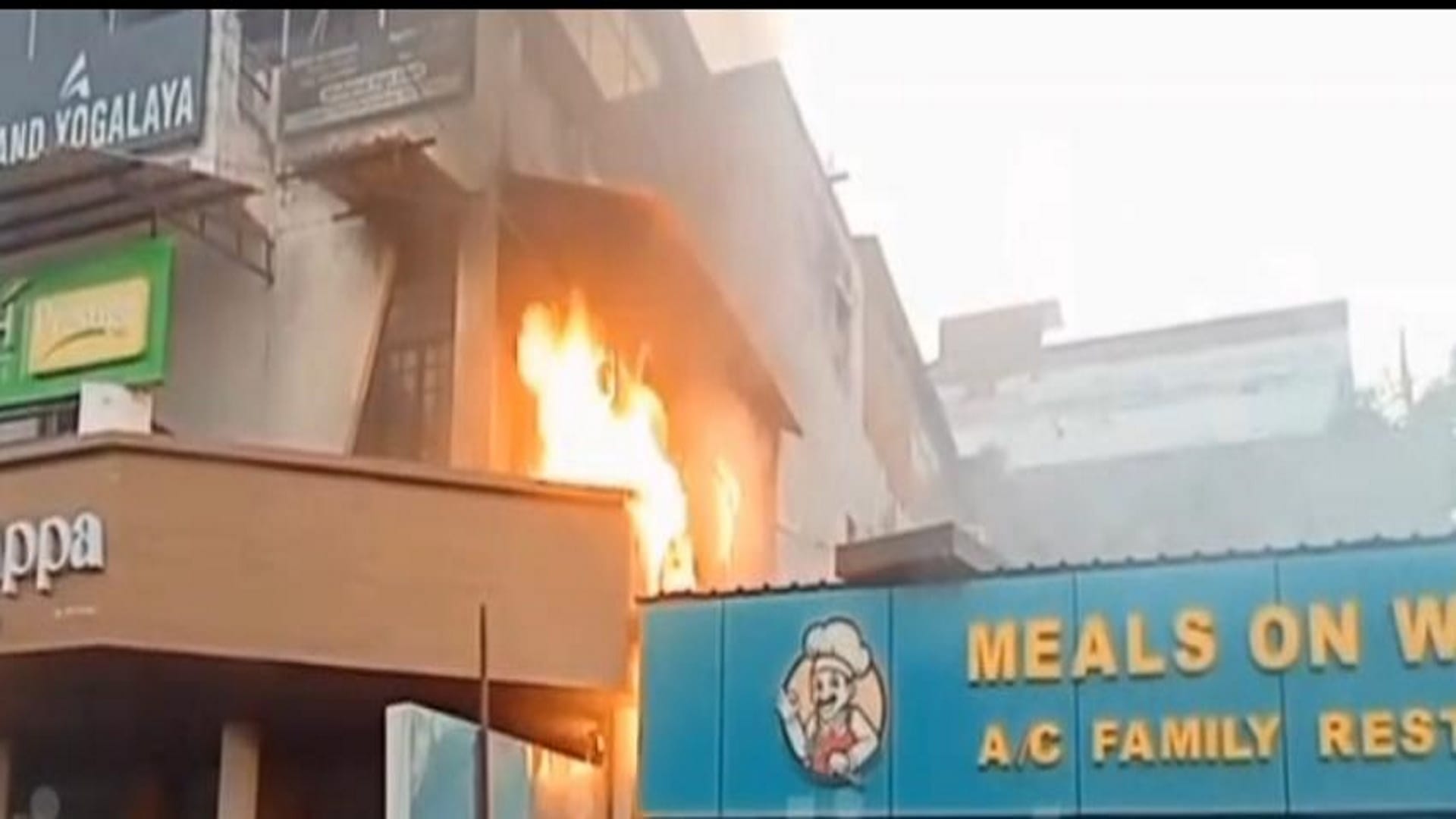 Prayagraj :सिविल लाइंस के रेस्टोरेंट में लगी आग महिलाएं फंसीं, युवती का ...
