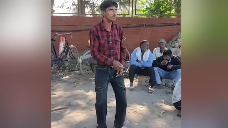 Viral Video:चंडीगढ़ में खड़े-खड़े सो गया शख्स, लोगों ने जगाने की कोशिश ...