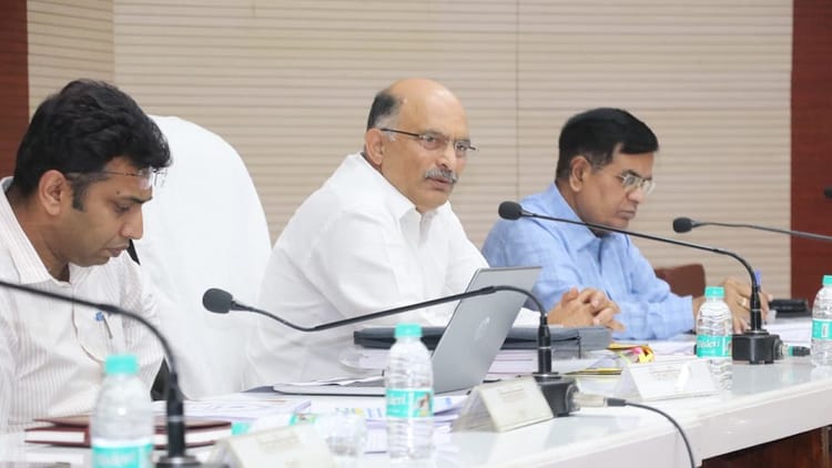 Up News:विकास में पिछड़ गया आगरा, कमिश्नर हुए सख्त; अधिकारियों को दे ...