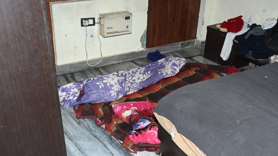 कानपुर डबल मर्डर:पत्नी और बेटियों के सामने दोस्तों संग घर में ये काम ...