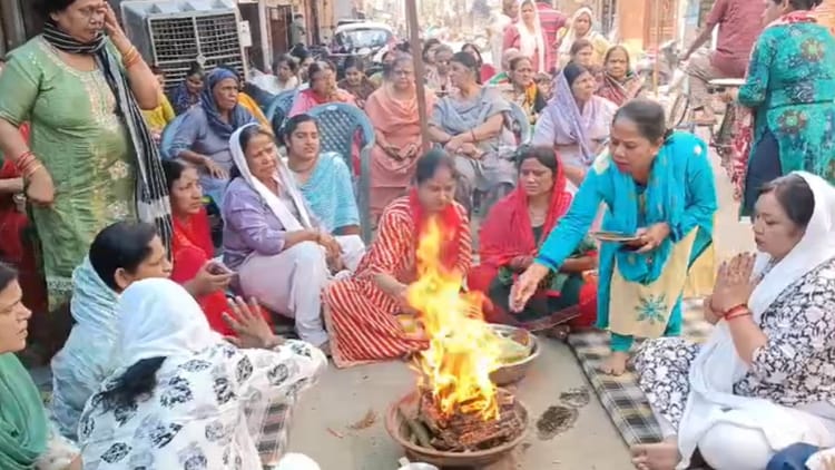सेंट्रल मार्केट विवाद:धरनारत महिलाओं का अनोखा विरोध, आत्मसम्मान-विश्वास ...
