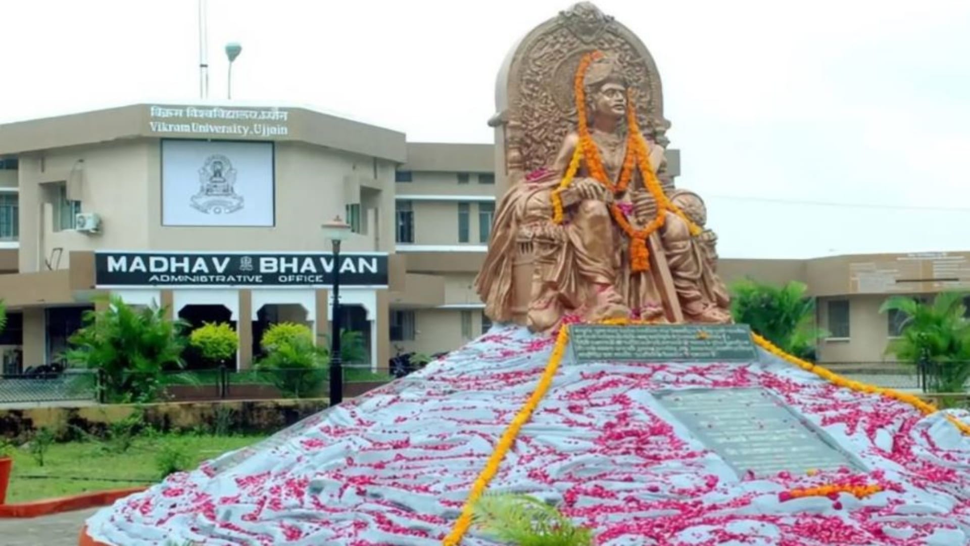 Ujjain News:विक्रम यूनिवर्सिटी में बंगलों से कब्जा हटाने की कार्रवाई ...