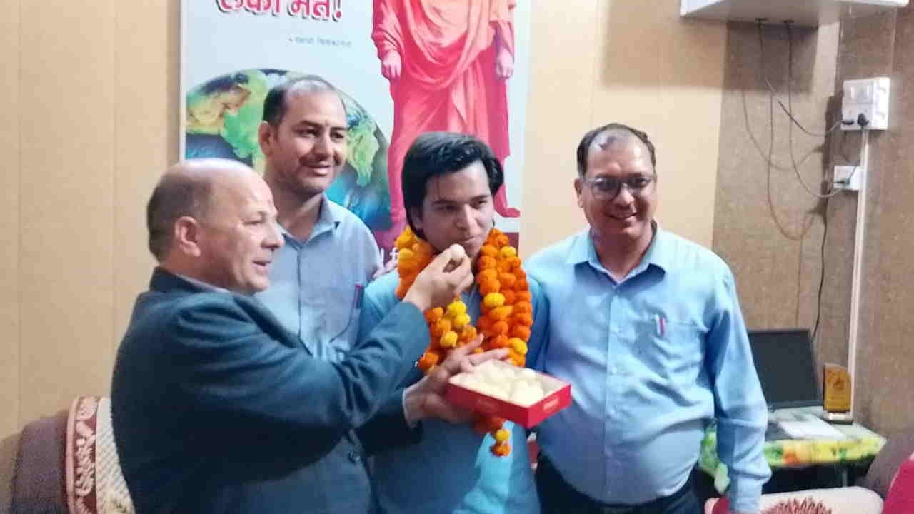 Uk Board: बाइक स्पेयर पार्ट की दुकान पर काम करते हैं पिता, बेटे ने ...