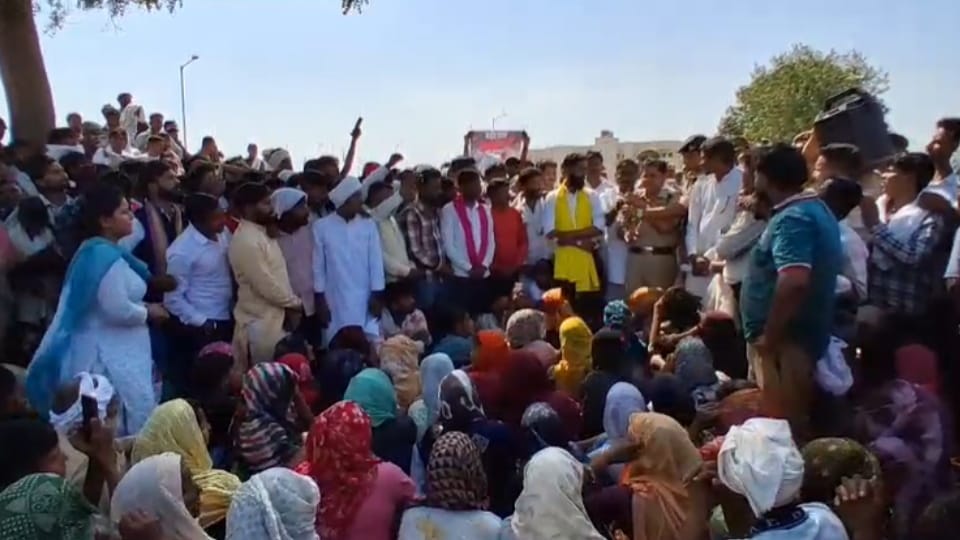 Shamli:मोनू हत्याकांड पर उबाल, एसपी ऑफिस पर कश्यप समाज का धरना, सीबीआई ...