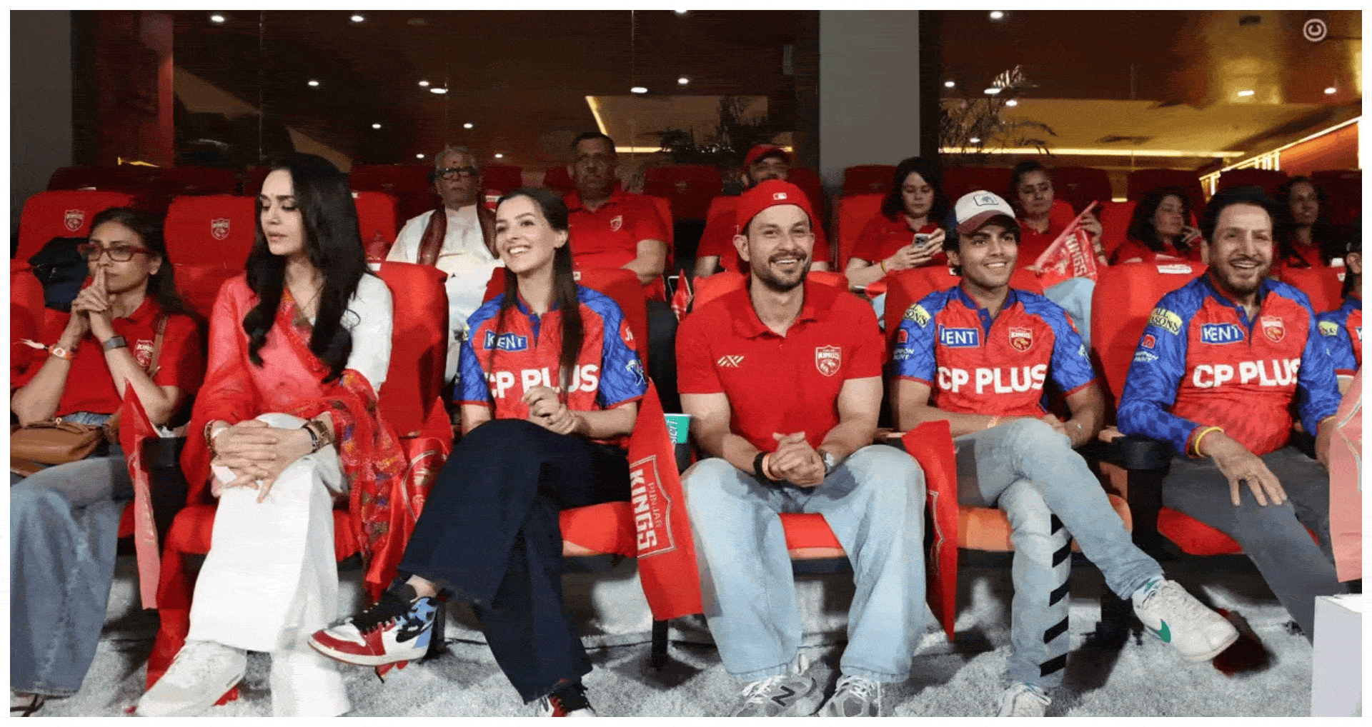 Ipl 2026:प्रीति जिंटा और कुणाल खेमू के साथ दिखी मिस्ट्री गर्ल! फैंस हुए ...