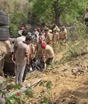 उन्नाव में 'खूनी' बुधवार:डंपर की टक्कर से छह की मौत, मुंडन कराकर लौट ...