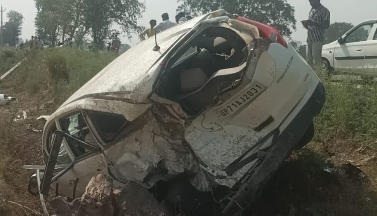 Fatehpur Accident:अनियंत्रित होकर बिजली पोल से टकराई कार, फिर खंती में ...