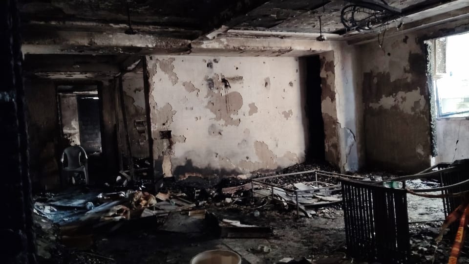 Delhi Fire:आवाजें खामोश... पूरा मकान जलकर स्याह, अग्निकांड से जिंदा बचे ...