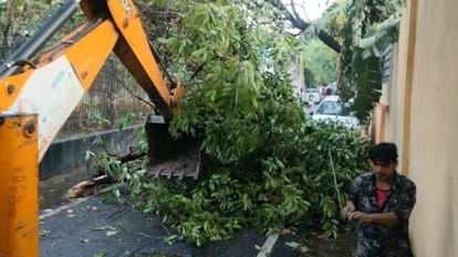 Bihar News :भारी बारिश और आंधी से जनजीवन अस्त-व्यस्त, पटना की हर सड़कें ...