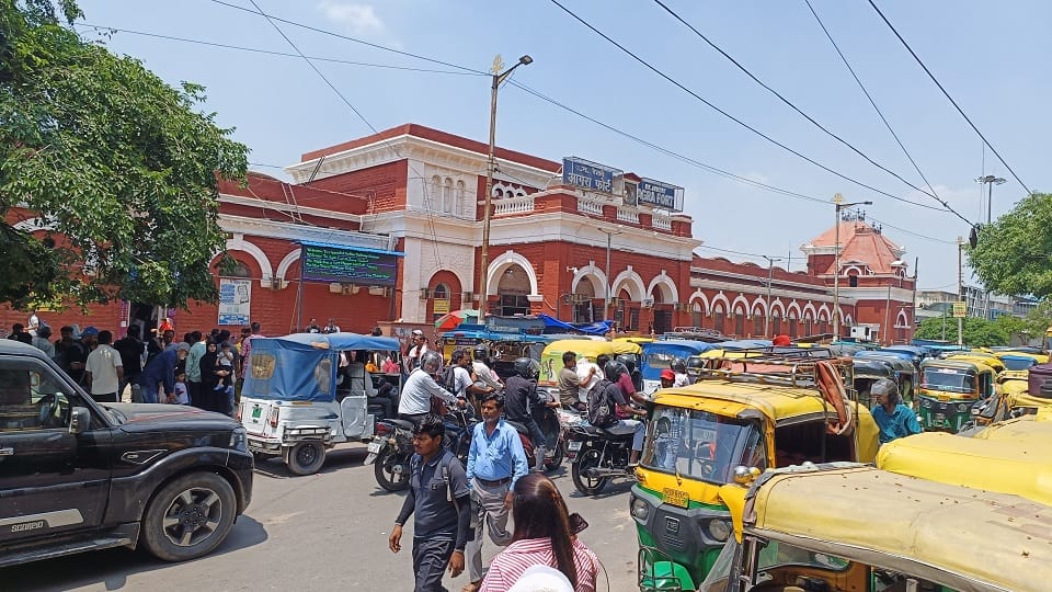 Agra Fort Station:रेलवे स्टेशन के बाहर ऑटो चालकों का कब्जा, भीषण जाम ...