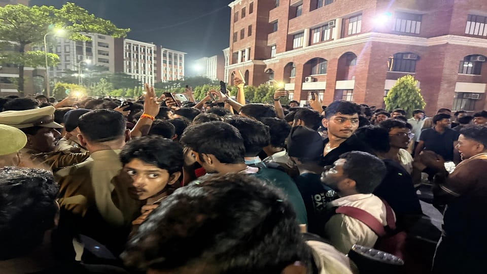 Lucknow:हॉस्टल में बाहर से नॉनवेज मंगाया तो इंचार्ज ने की छात्र की ...