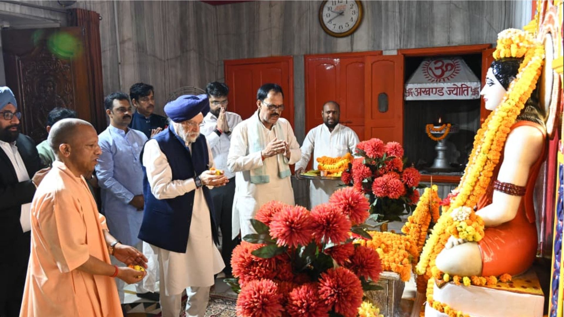 Up:गोरखनाथ मंदिर पहुंचे केंद्रीय पेट्रोलियम मंत्री, विधि-विधान से की ...
