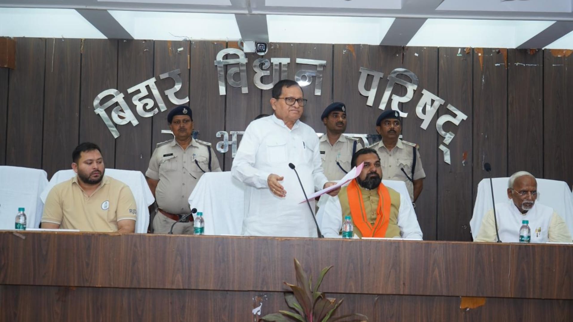Bihar News :जब मंच पर आमने-सामने आए सीएम सम्राट और तेजस्वी, एक ही दल ...