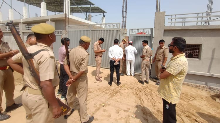 Water Park Incident:बदायूं में डीएम के आदेश पर कब्र से निकाला गया हसनैन ...
