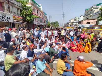 Indore News:इंदौर में पानी को लेकर बिगड़े हालात, सड़कों पर उतरे लोग ...