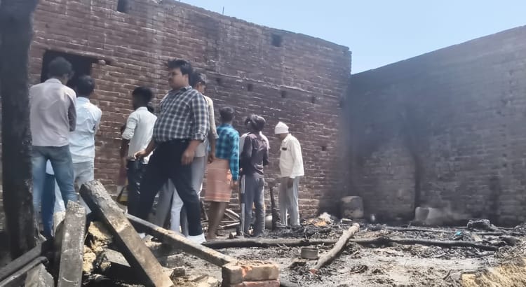 Farrukhabad Fire:झोपड़ी में लगी भीषण आग, दो वर्षीय मासूम की जिंदा जलकर ...