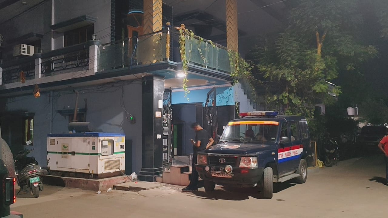 यूपी:अमेठी से सपा विधायक महाराजी प्रजापति के घर पर दबंगों का हमला, लाठी ...