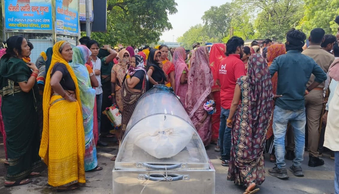 Etawah:जंगल में पेड़ से लटका मिला था मजदूर का शव, हत्या का आरोप लगा ...