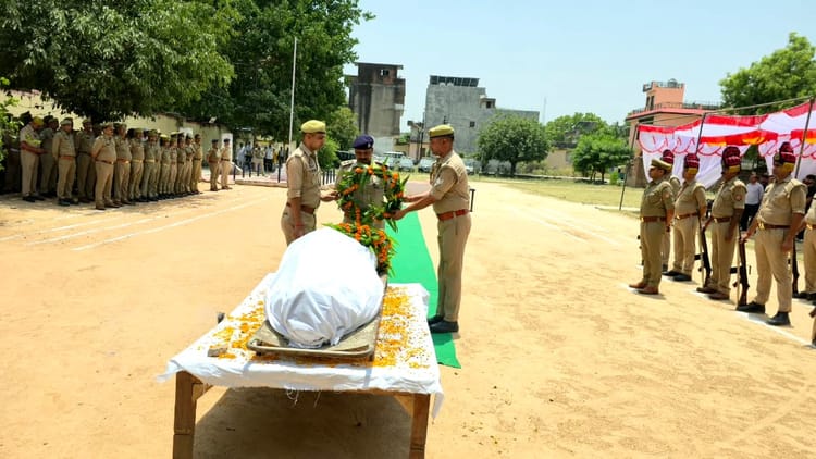 Auraiya:सड़क हादसे में शहीद हुए दरोगा दिनेश सिंह भदौरिया, पुलिस लाइन ...