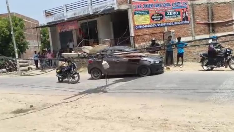 Varanasi News:कार की टक्कर से गिरा खंभा, दो घंटे बाधित रही आपूर्ति; 7 ...