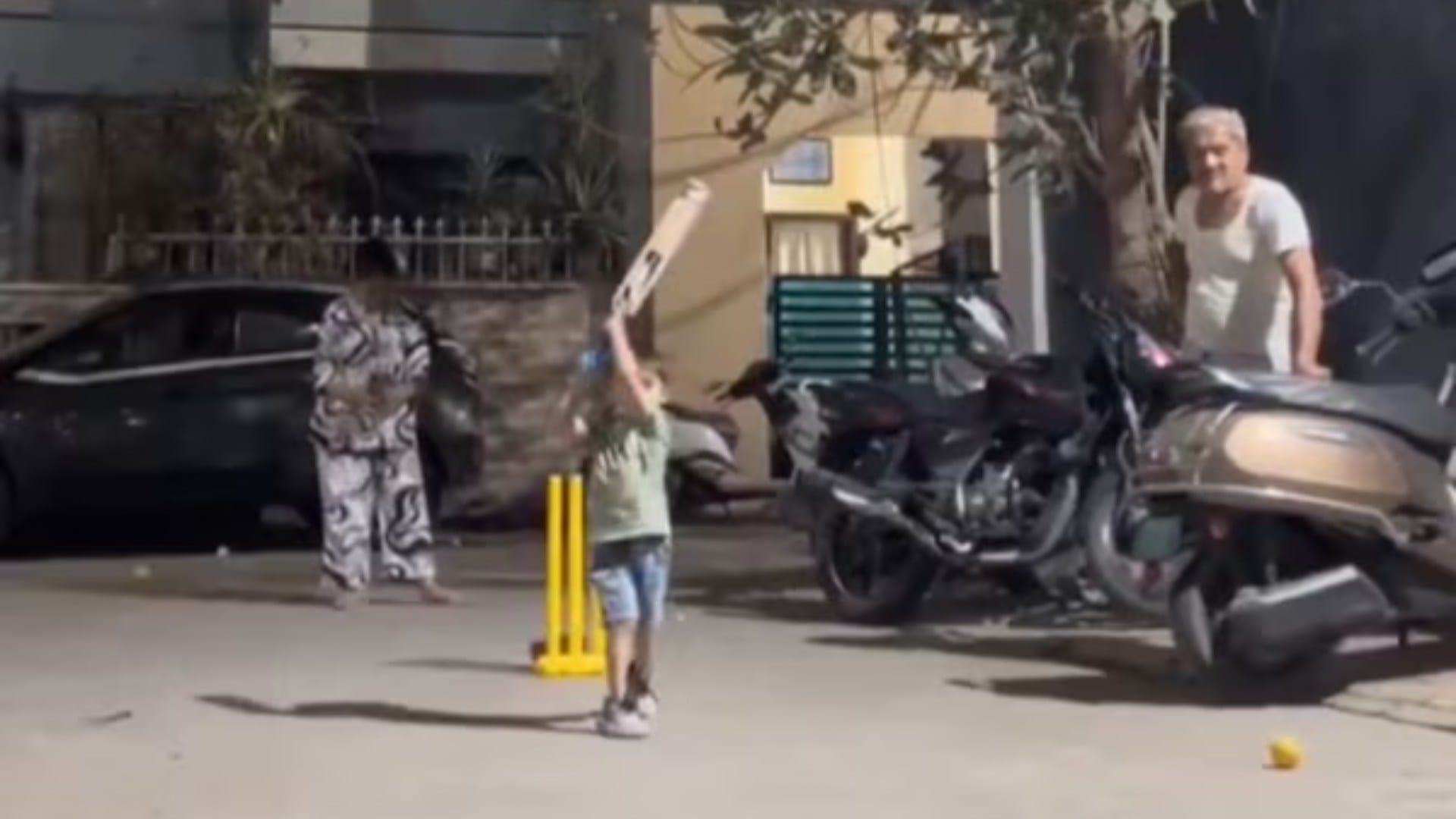 Viral:4 साल के ‘छोटे वैभव’ ने गली क्रिकेट में मचाया धमाल, बड़े शॉट्स ...