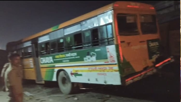 बड़ा हादसा टला:अनियंत्रित रोडवेज Dcm से टकराकर ओवर ब्रिज से नीचे गिरी ...
