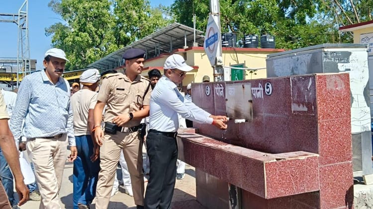 Jhansi:डीआरएम ने मऊरानीपुर रेलवे स्टेशन का किया निरीक्षण, पोल लगाने में ...