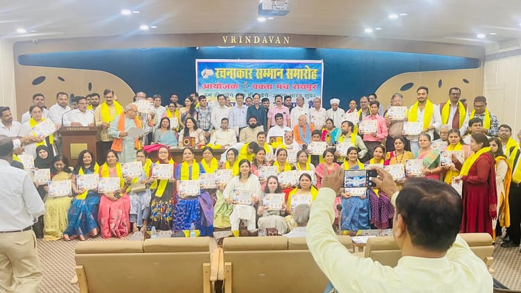 'साहित्य राजनीति के आगे चलने वाली मशाल है':वक्ता मंच ने 151 रचनाकारों ...