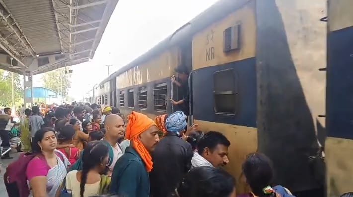 Kanpur:ज्येष्ठ पूर्णिमा स्नान, ट्रेन में चढ़ते समय मची भगदड़, दो यात्री ...