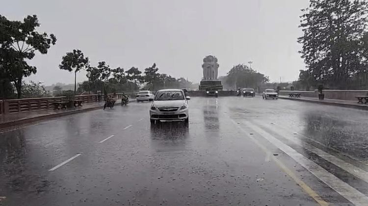 Wethare In Up:धूल भरी आंधी के बाद लखनऊ में झमाझम बारिश, कई जिलों में ...