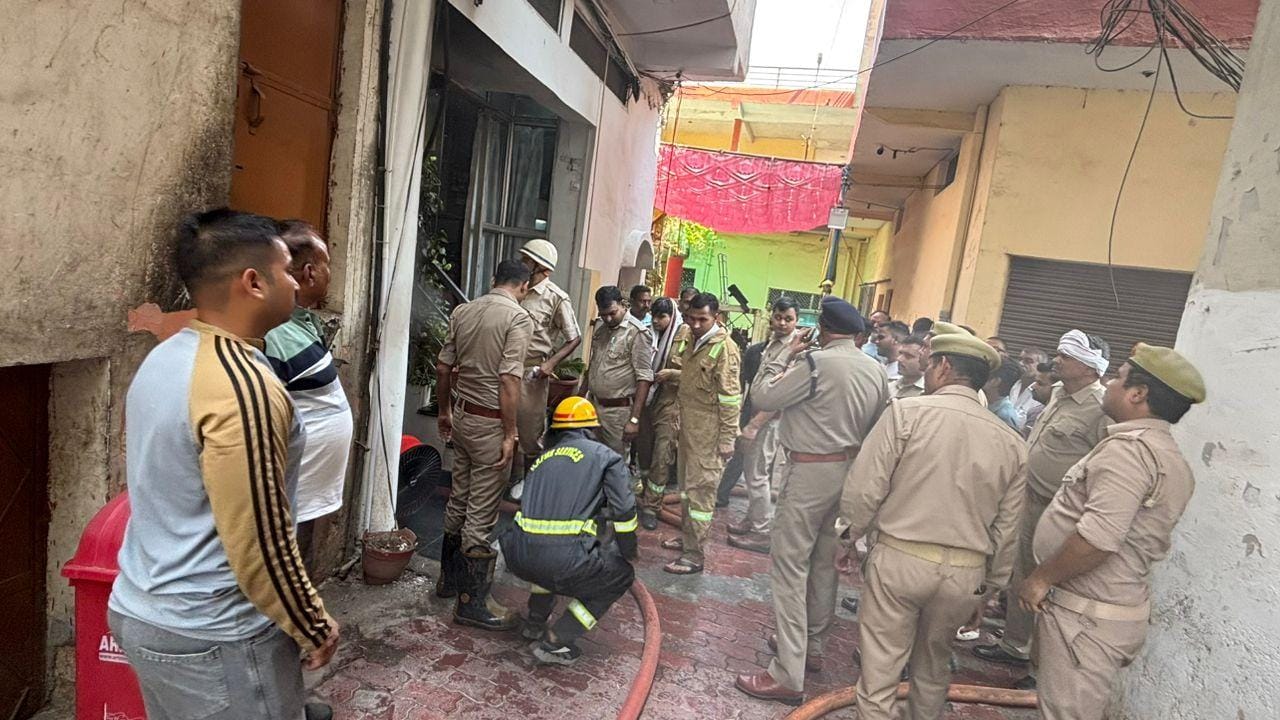 Jhansi:होटल रिलैक्स के बेसमेंट में भड़की आग, मौके पर पहुंची दमकल टीम ने ...